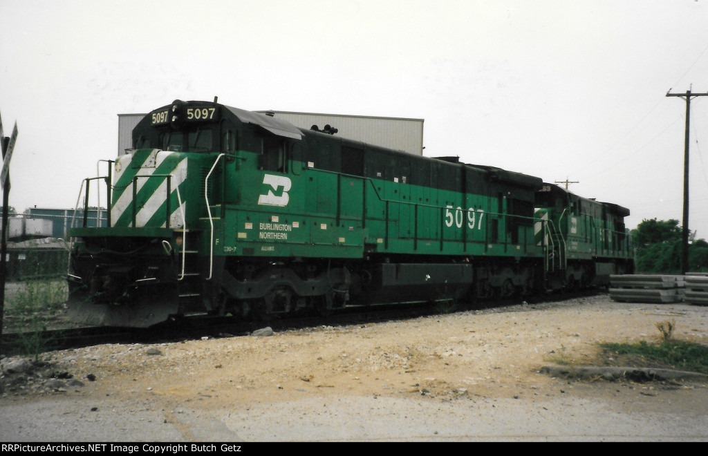 BN 5097 & 5083 wait at Humboldt Ave.....
